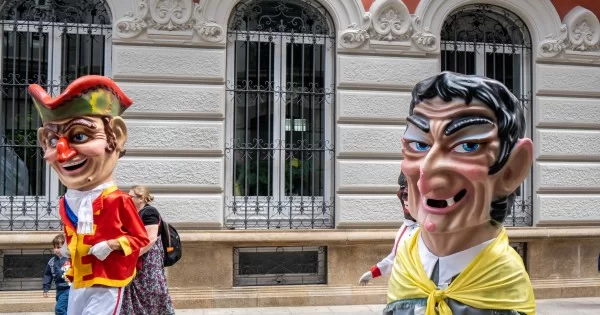 Descubra el significado de Cabezudos: Una tradición festiva española única